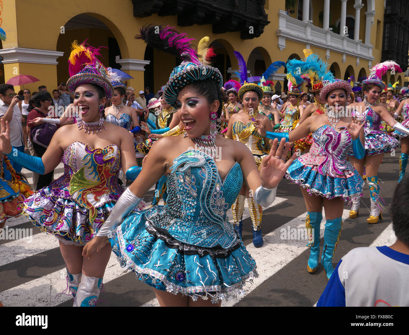 Lima peru traditional dress Banque de photographies et d’images à haute ...