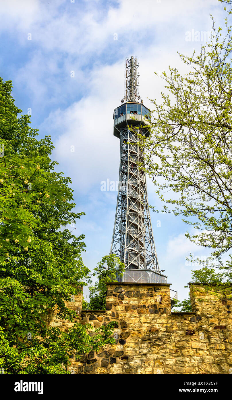 Prague construction petrin tower Banque de photographies et d’images à ...