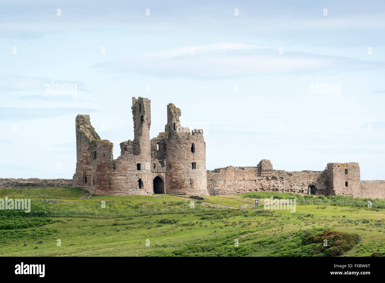 Dunstanburgh castle Banque de photographies et d’images à haute ...