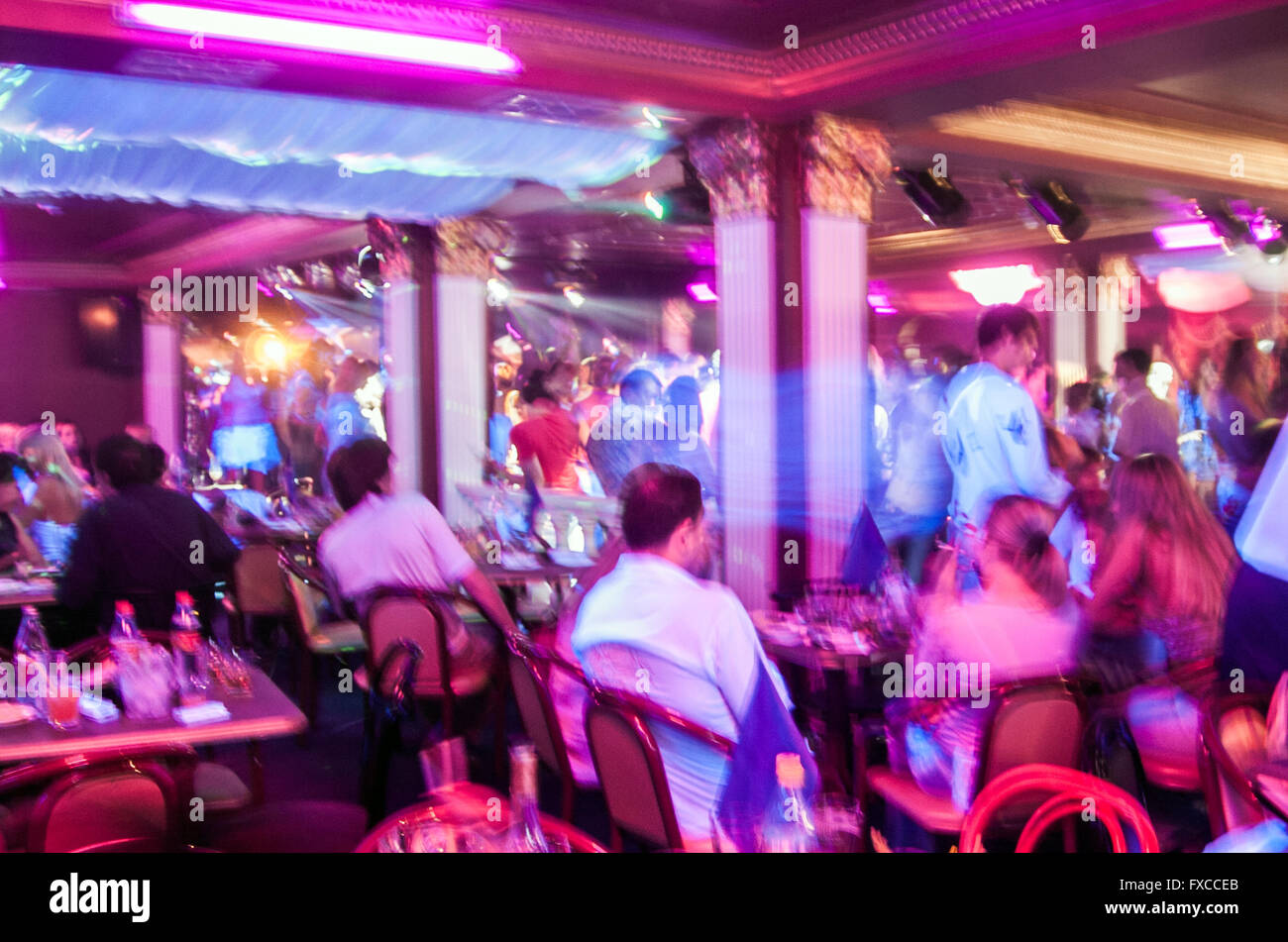 Femme dans un bar qui danse Banque de photographies et d’images à haute ...