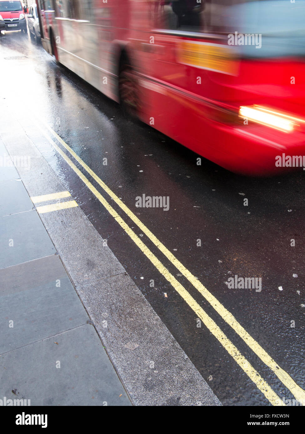 Double ligne jaune Banque de photographies et d’images à haute ...