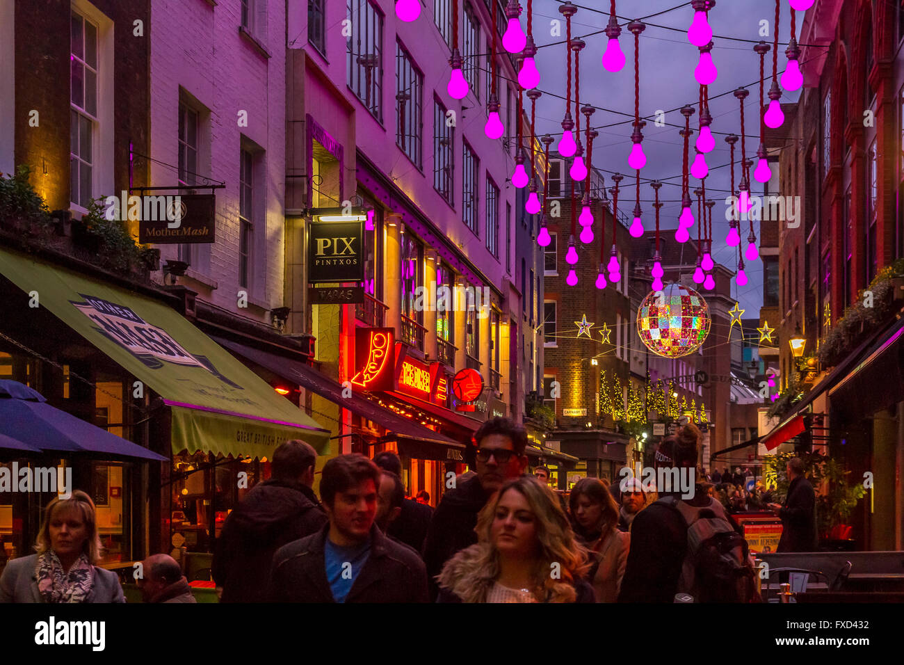 Ampoules violettes géantes illuminées suspendues à des fils au-dessus ...