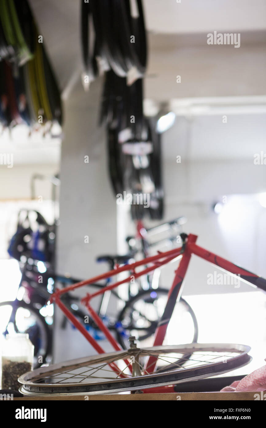 Vélo cassé Banque de photographies et d’images à haute résolution - Alamy