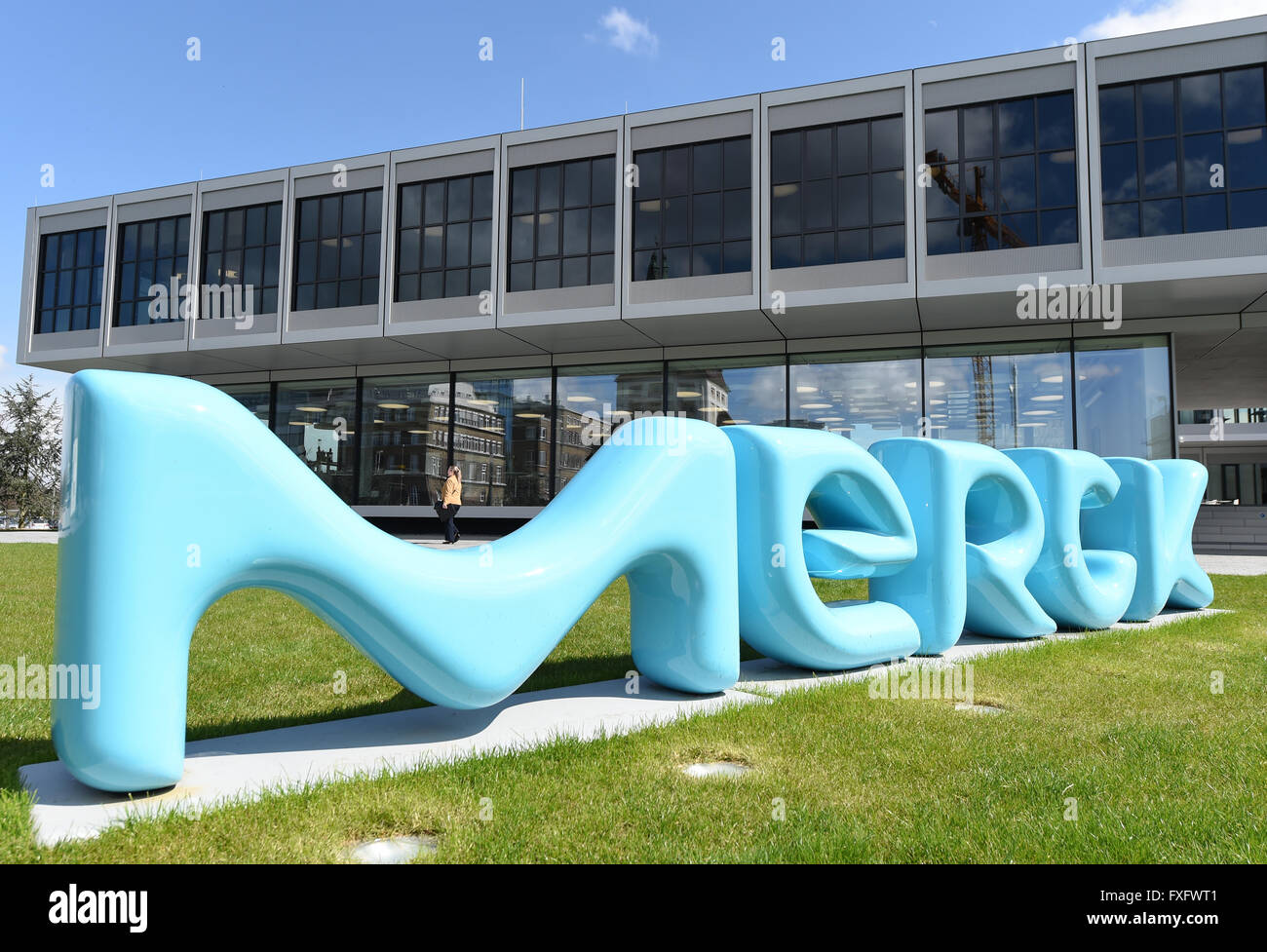 Le nouveau logo du groupe chimique et pharmaceutique Merck KGaA en face ...