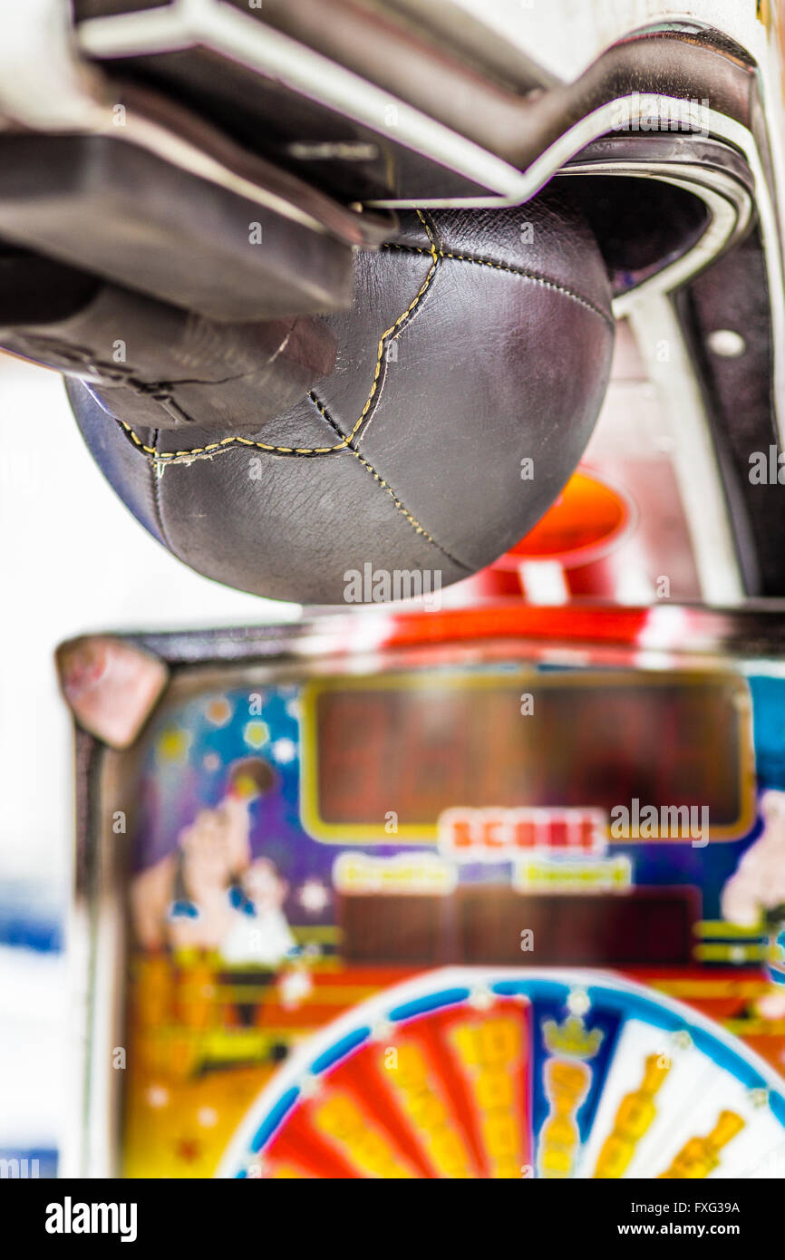 Fun fair punch ball machine Banque de photographies et d’images à haute ...