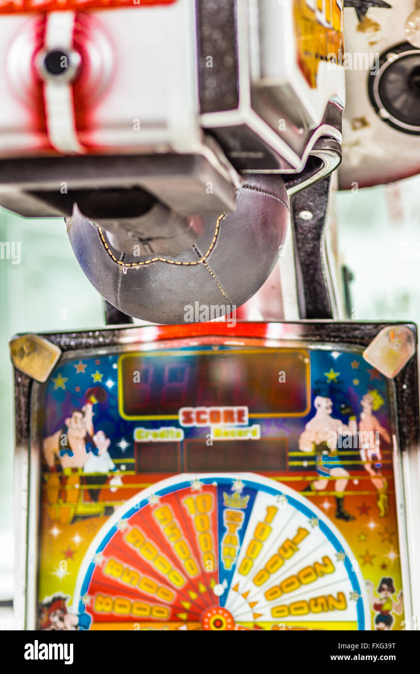 Fun fair punch ball machine Banque de photographies et d’images à haute ...