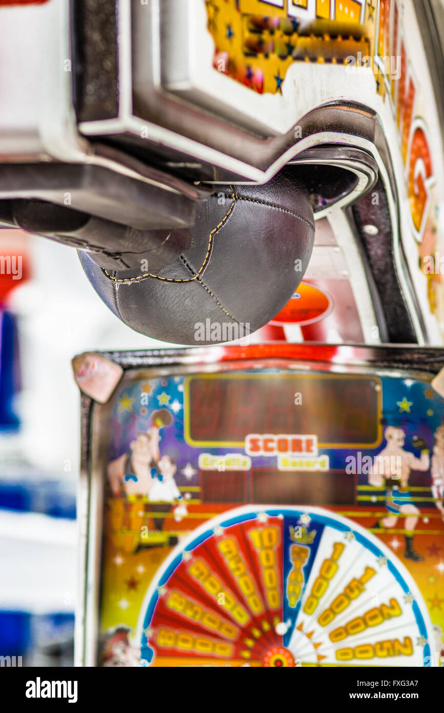 Fun fair punch ball machine Banque de photographies et d’images à haute ...