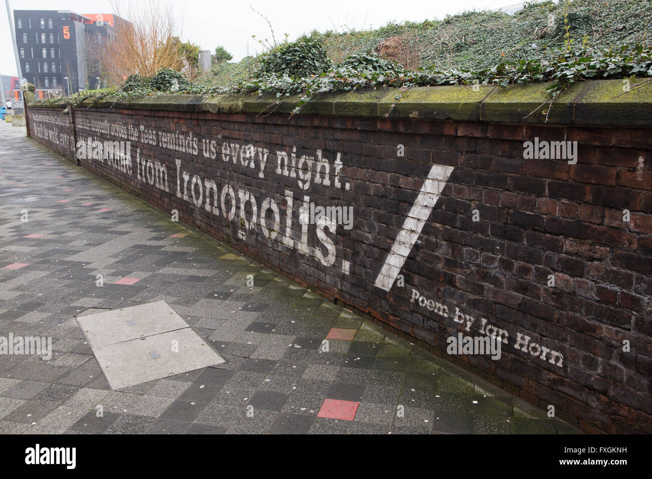 Ironopolis le poème sur un mur dans le centre de Middlesbrough ...