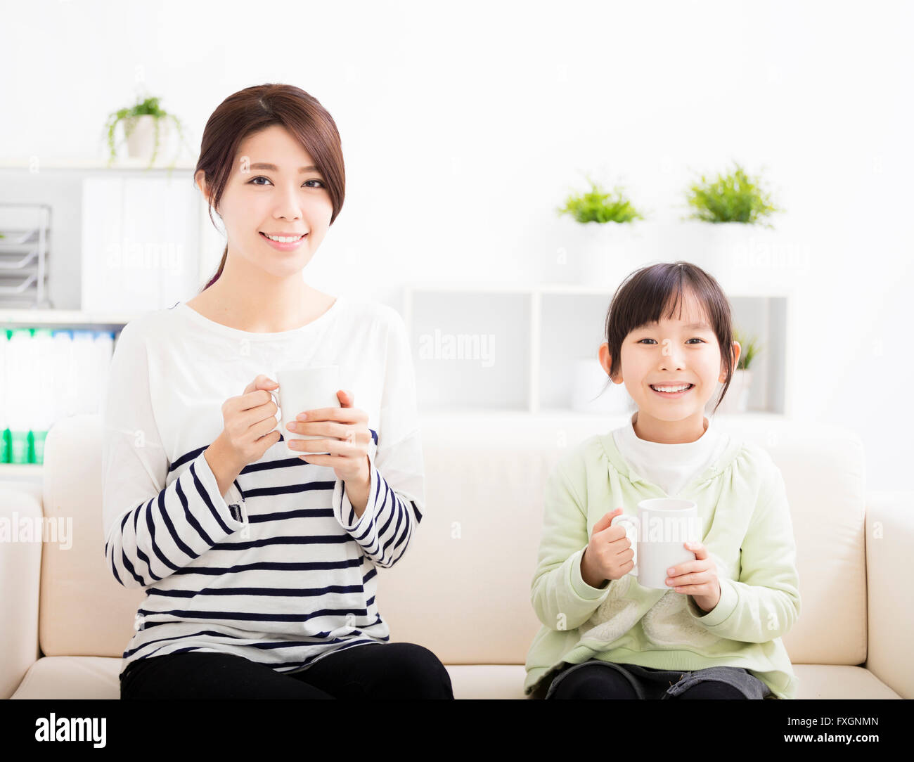 Japanese Mother Daughter On Couch Banque De Photographies Et Dimages à