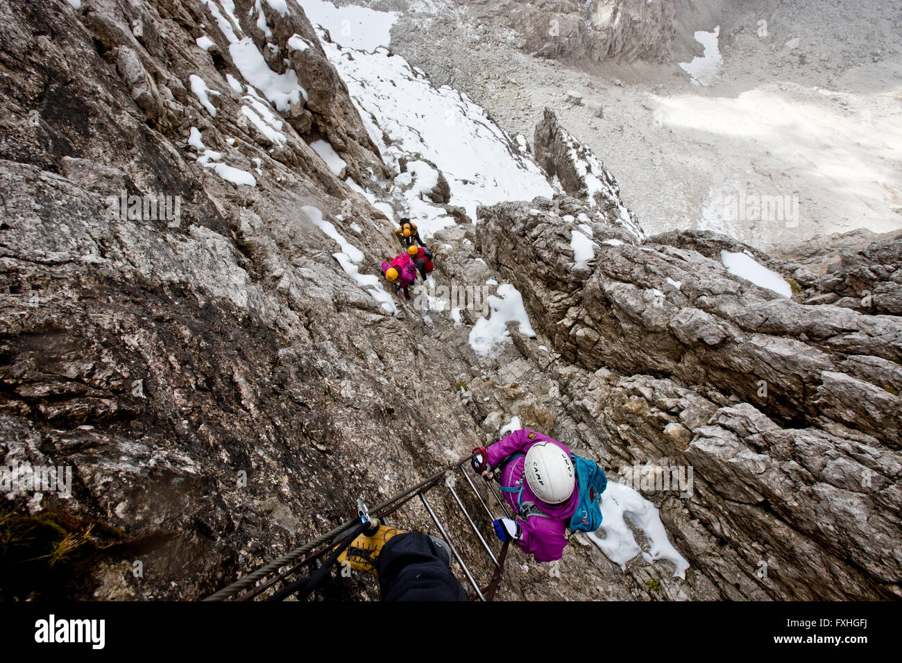 Sur la via ferrata delle Bocchette dans le massif des Dolomites, Italie ...