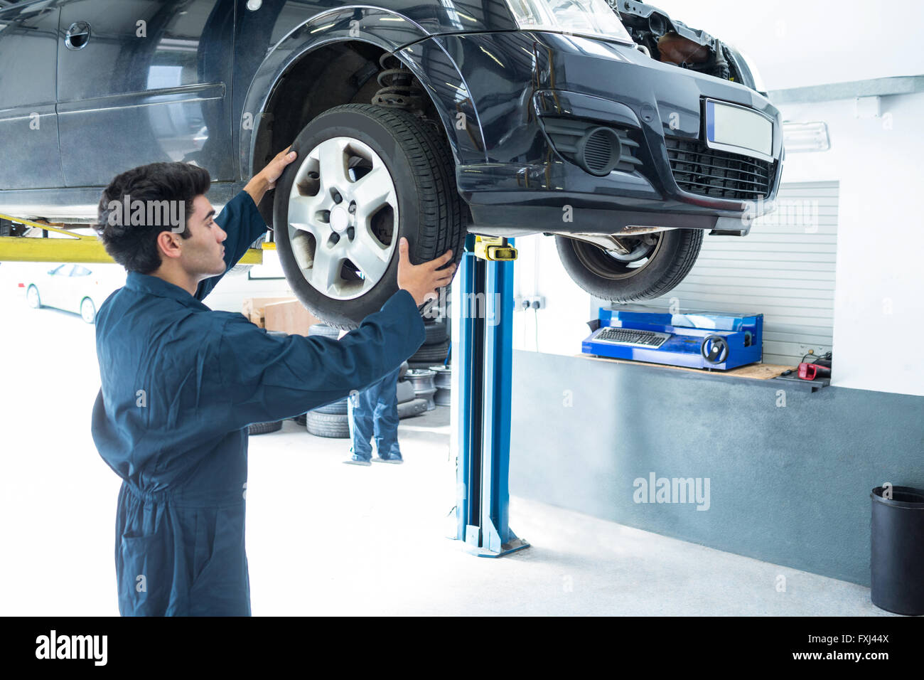 Fixation mécanique une roue Photo Stock - Alamy