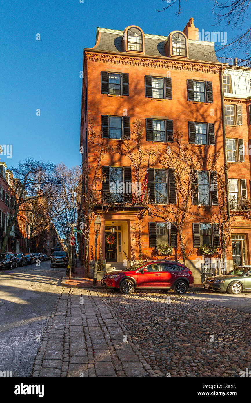 Une maison de ville dans une rue pavée dans le quartier de Beacon Hill ...