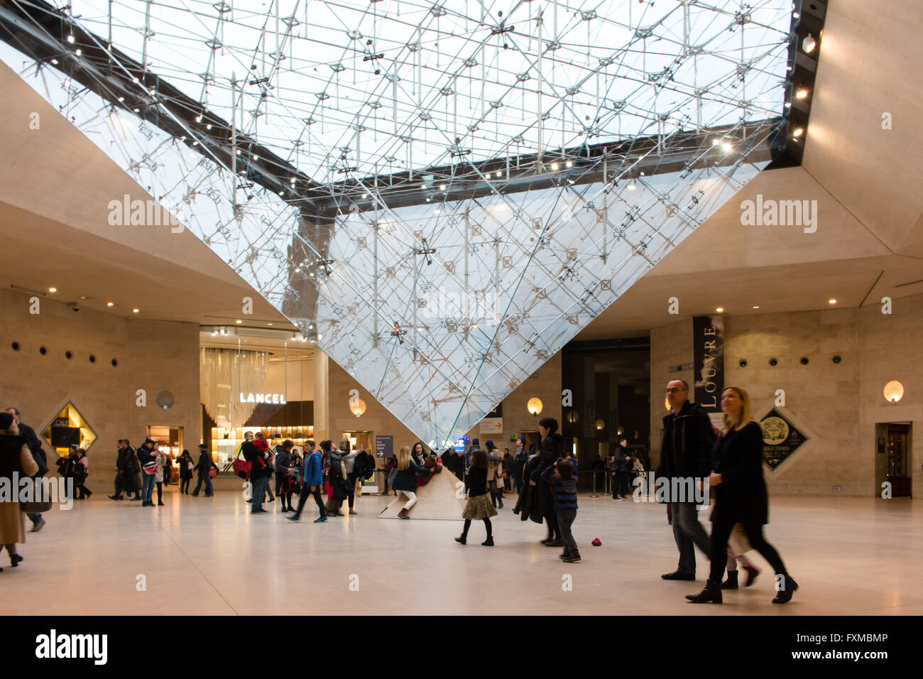 Pyramide du Louvre inversé dans la galerie marchande du Louvre, Paris ...