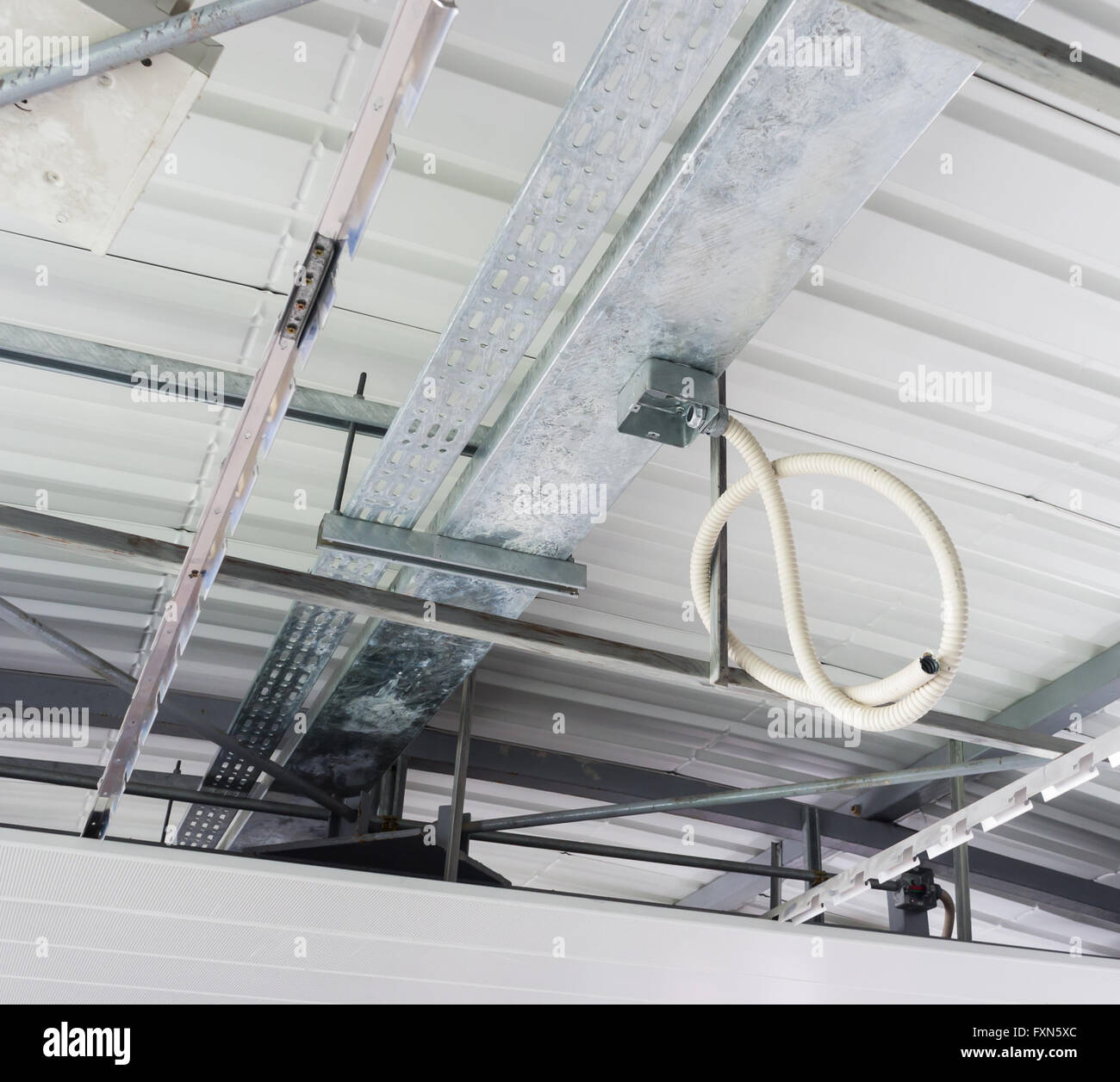 Boîtier de raccordement électrique avec raccord de conduit flexible ...