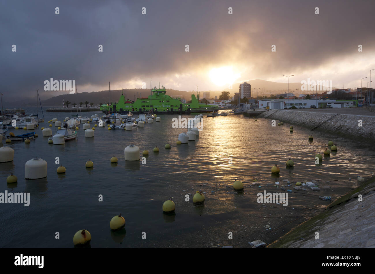 Ferry boat troia setubal portugal Banque de photographies et d’images à ...