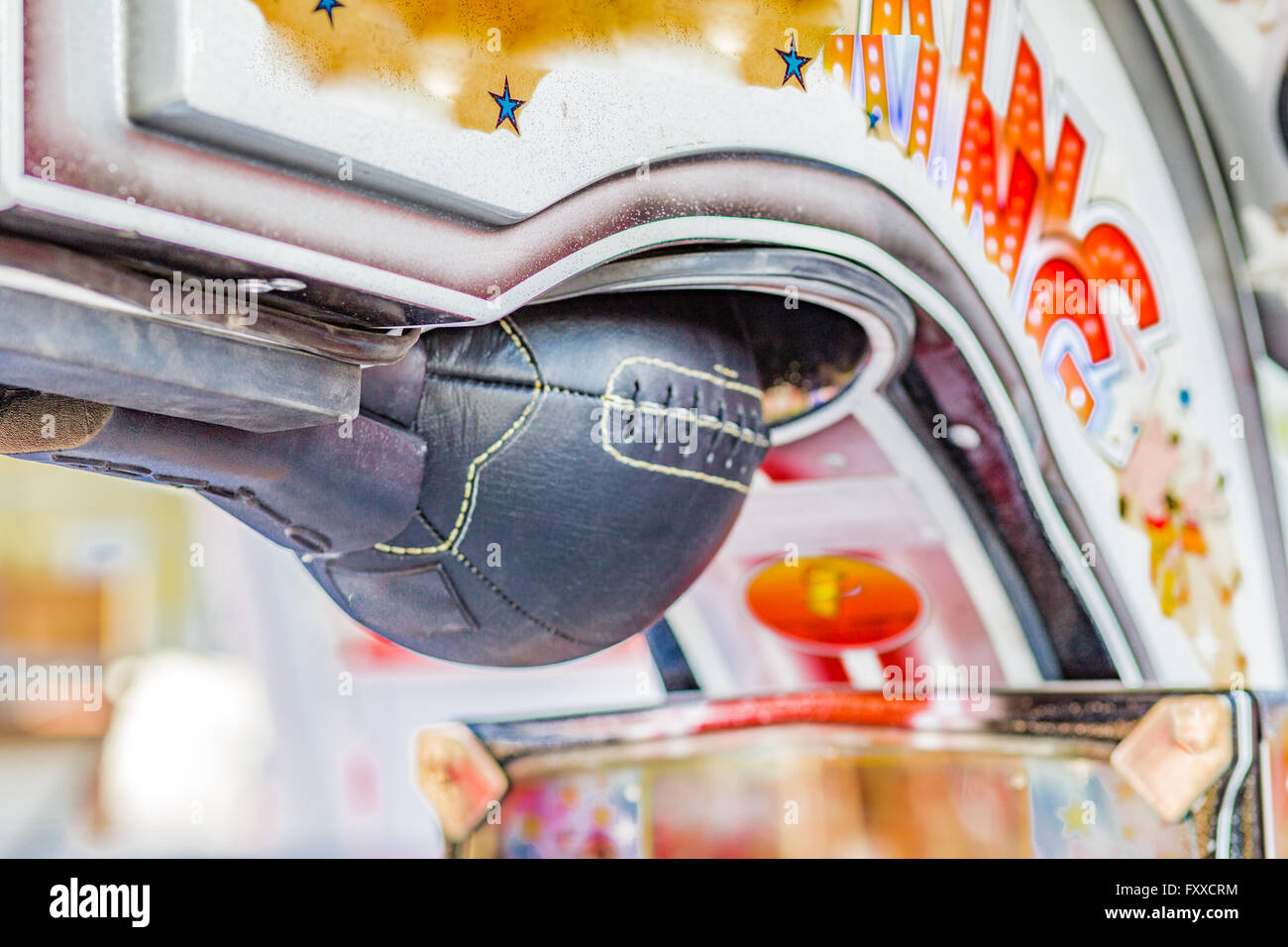 Fun fair punch ball machine Banque de photographies et d’images à haute ...