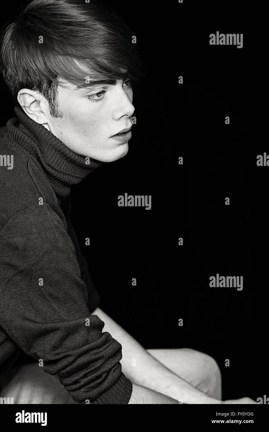 Jeune homme avec visage mince et haute pommettes des épaules et de la ...