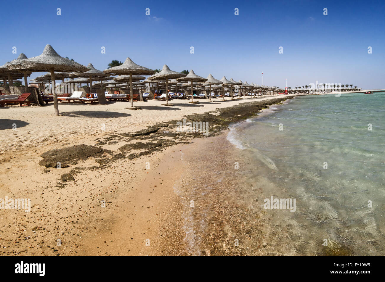 Plage de Marsa Alam avec rangée de parapluie, Egypte Photo Stock - Alamy