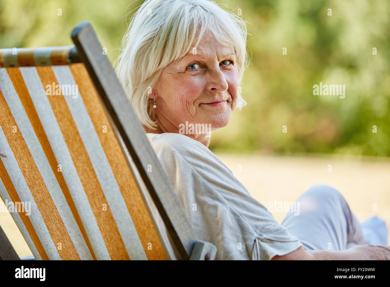 Femme sur une chaise longue Banque de photographies et d’images à haute résolution - Alamy