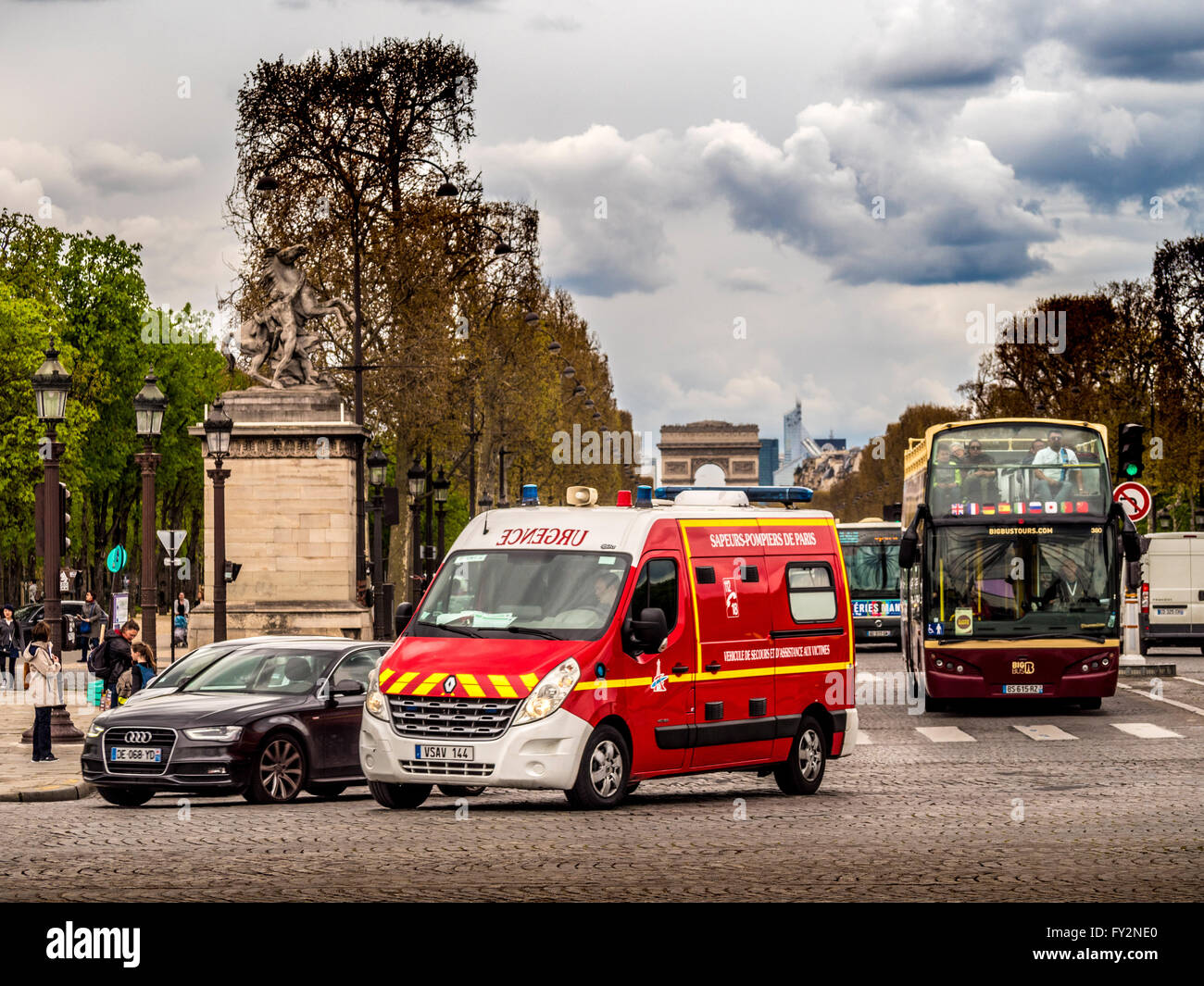 Ambulance paris france Banque de photographies et d’images à haute ...