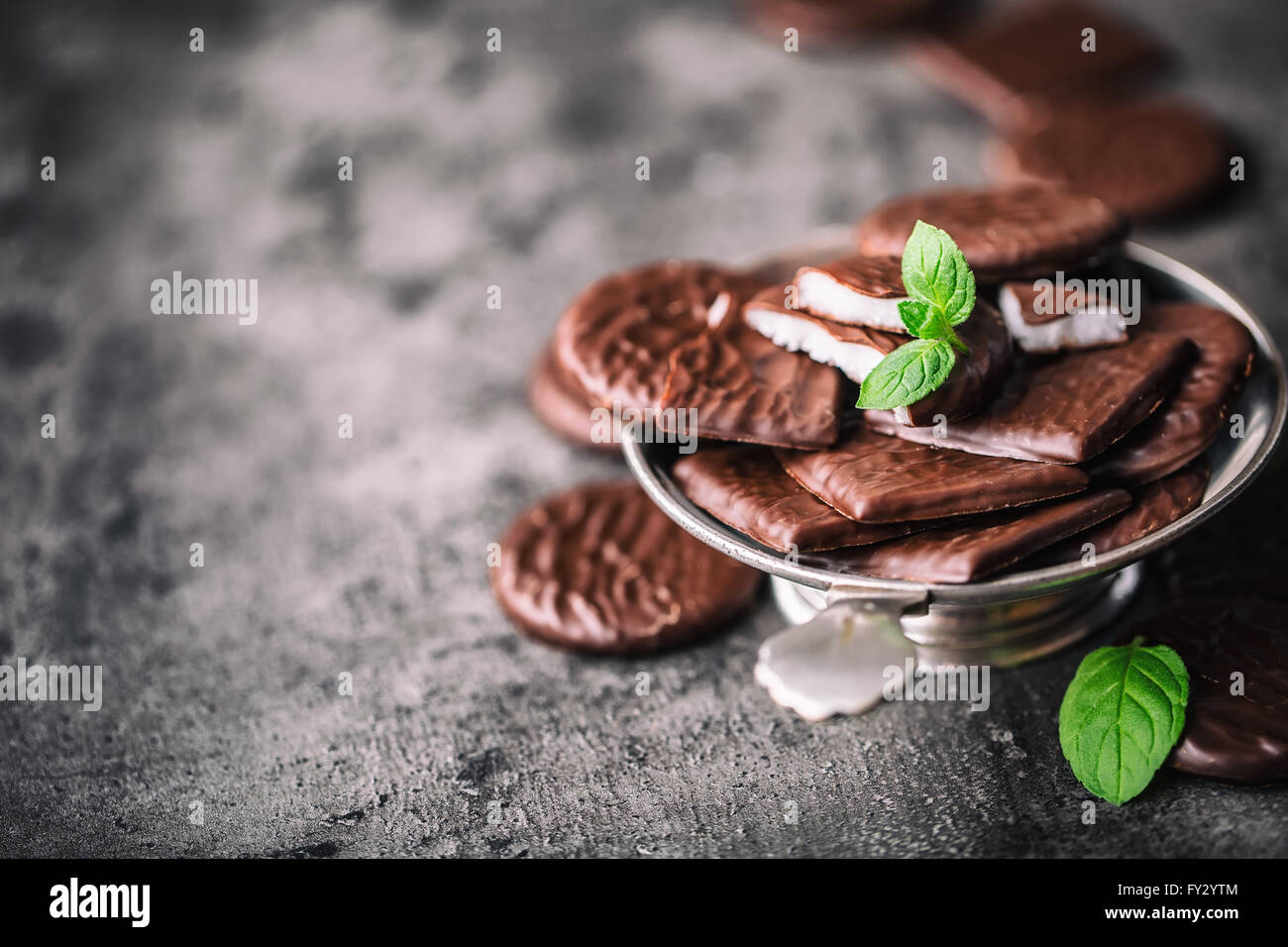 Cookies au chocolat et à la menthe.Monnaie. La menthe poivrée. Le ...