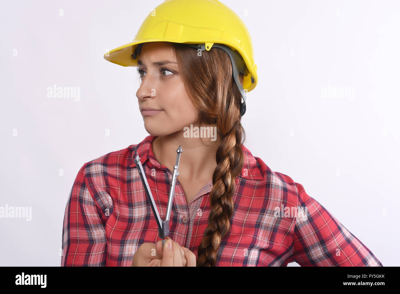 Portrait de femme belle construction worker avec boussole et casque de ...