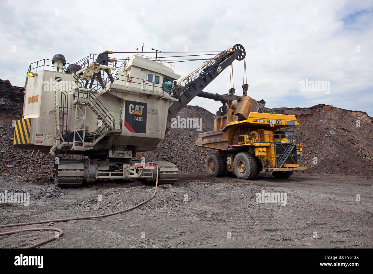 Pelle à câbles Caterpillar rock chute en minerai mine gros dump truck ...
