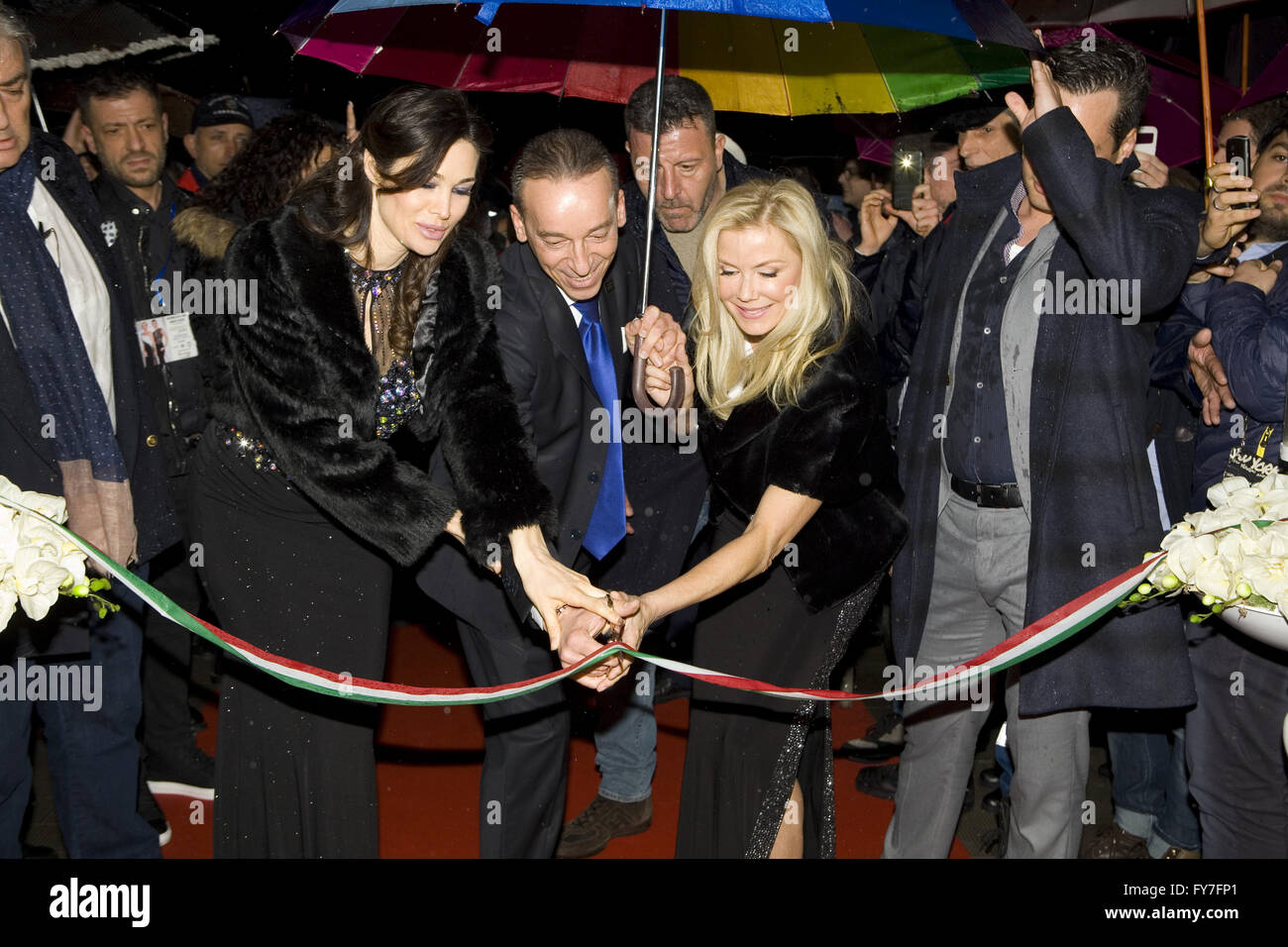 Local Caption Teverola (CE) Inauguration d'une salle de montre de l ...