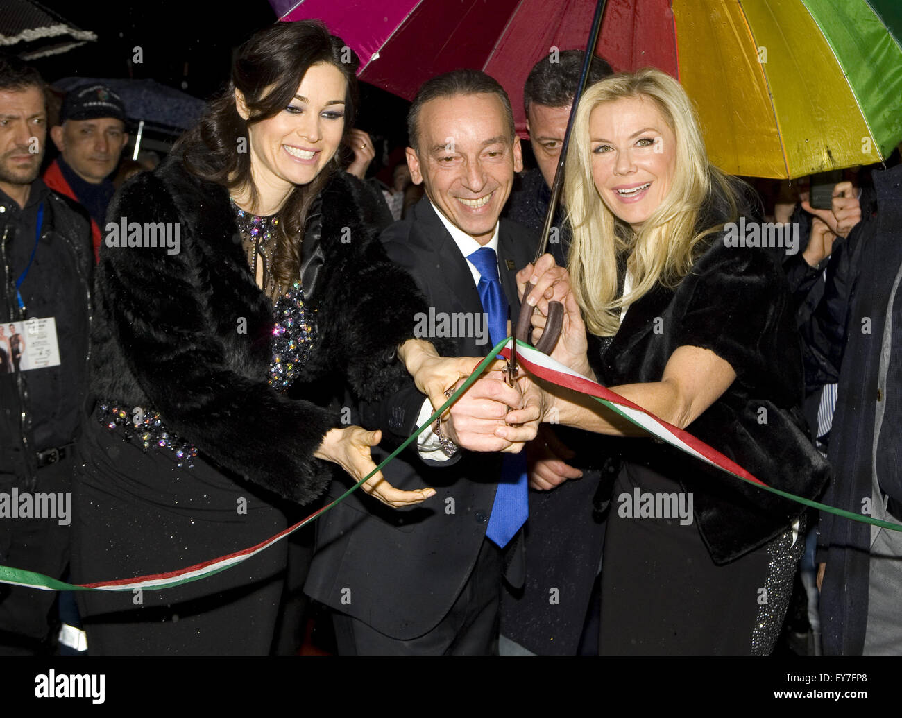 Local Caption Teverola (CE) Inauguration d'une salle de montre de l ...