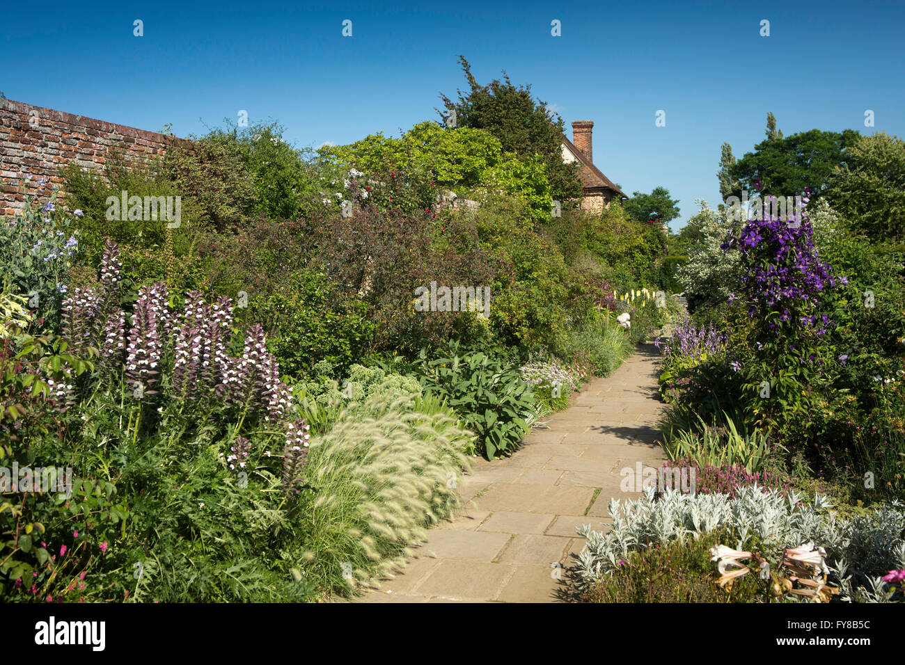 Sissinghurst garden path Banque de photographies et d’images à haute ...
