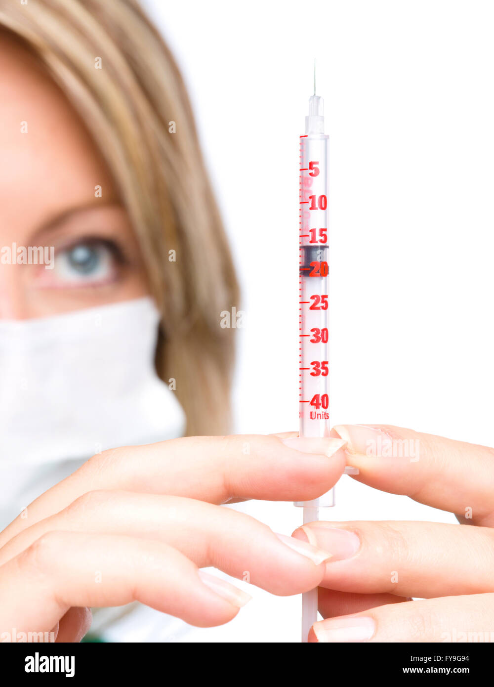 Jeune infirmière prépare seringue pour injection tout en portant un ...