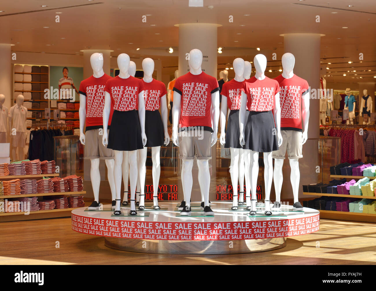 Uniqlo window display Banque de photographies et d’images à haute ...