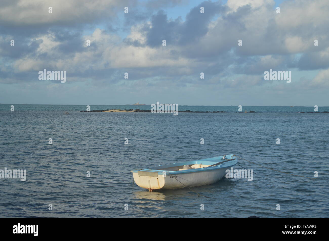 Bateau sur une mer calme Banque de photographies et d’images à haute ...