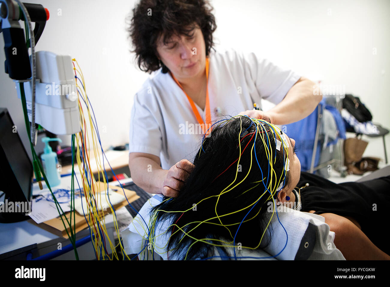 Woman undergoing electroencephalogram eeg Banque de photographies et d ...