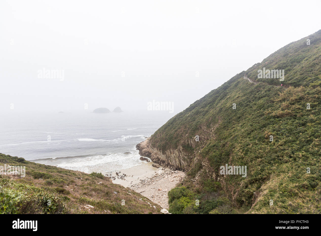 Les jeunes adultes de la randonnée et camping à Tai Long Wan, à côté de ...