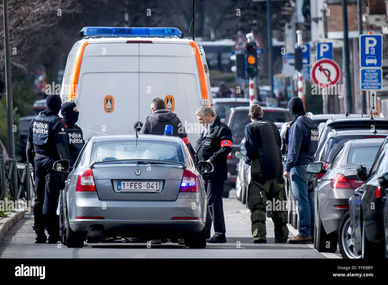 Raid police française Banque de photographies et d’images à haute ...