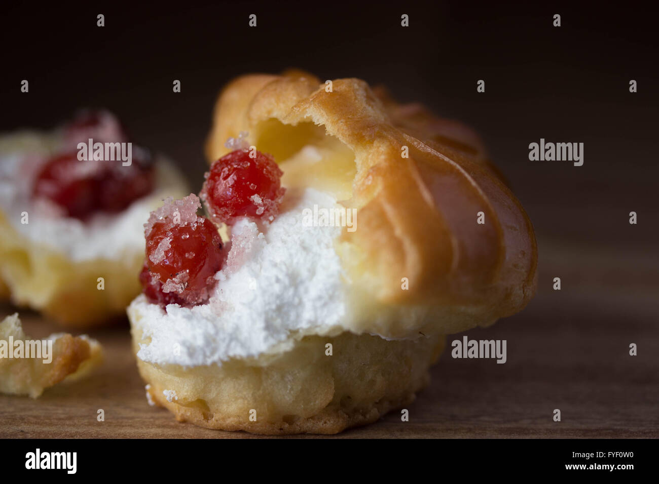 Choux farcis à la crème avec crème pâtissière aux fruits rouges Photo ...