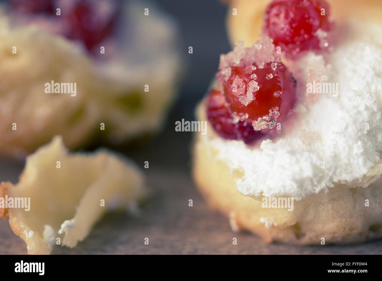 Choux farcis à la crème avec crème pâtissière aux fruits rouges Photo ...
