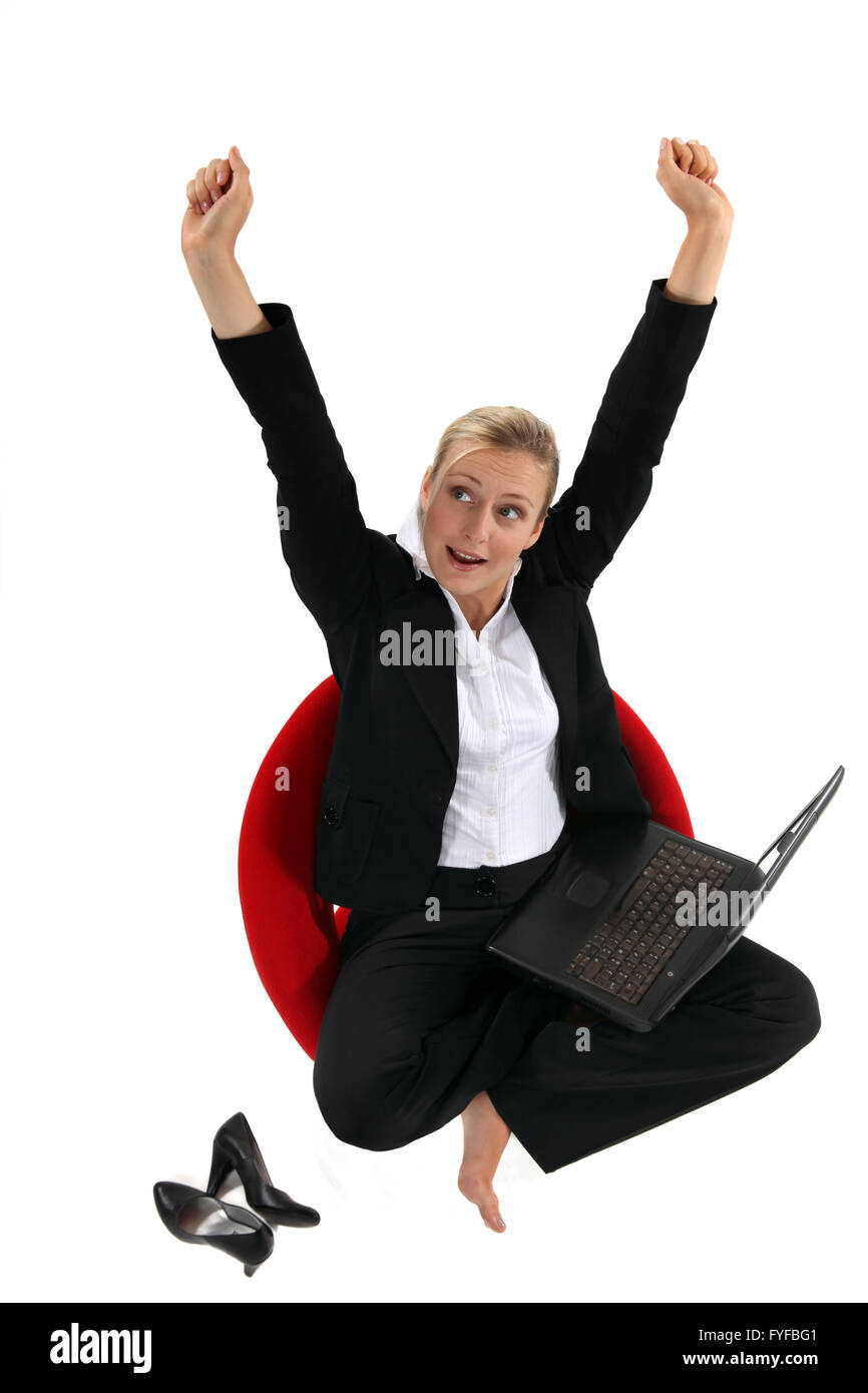 Femme Assise De Face Sur Une Chaise Banque Dimages Détourées Alamy