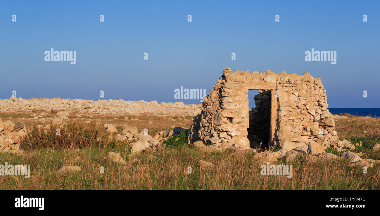 Cabane en pierre en ruine par la mer, le Punta Faci, près de Capo d ...