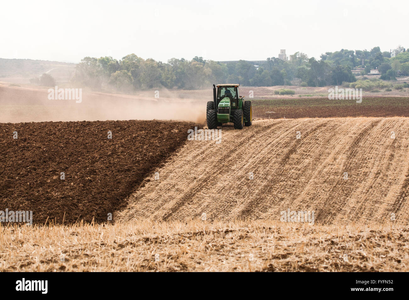 Tracteur labourant un champ Banque de photographies et d’images à haute ...