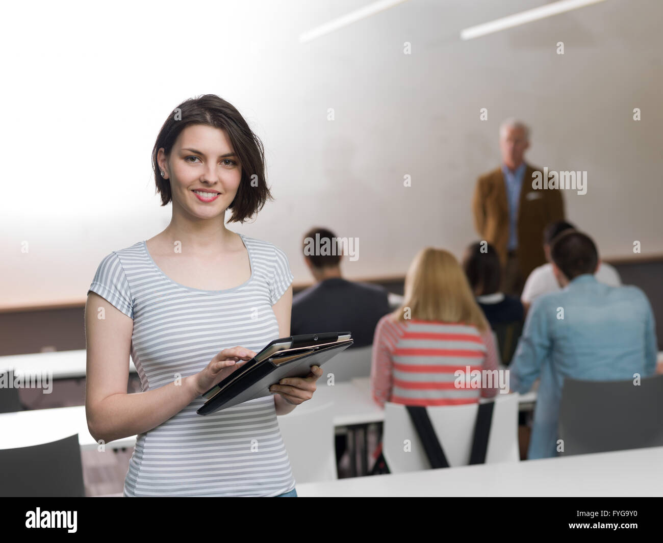Portrait of happy female student tout en enseignant l'enseignement aux ...