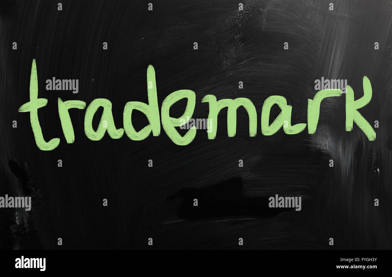 La main de marque avec craie blanche sur un tableau noir Photo Stock ...