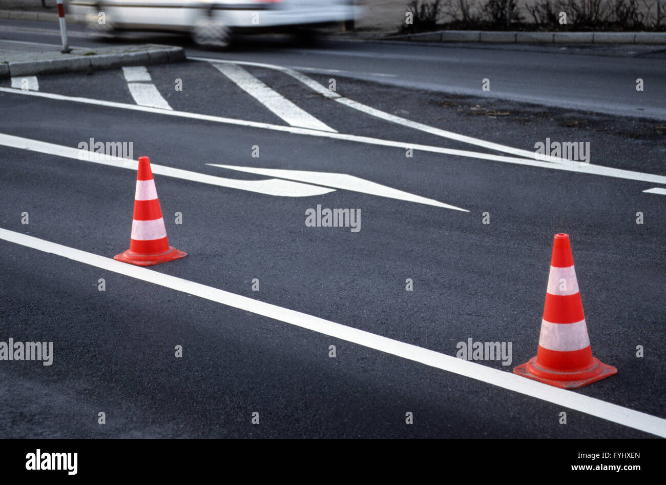 Marquage routier Banque de photographies et d’images à haute résolution ...