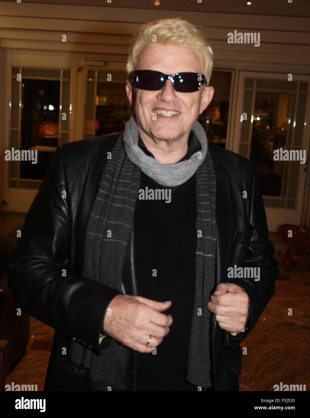 Frau tv Banque de photographies et d’images à haute résolution - Alamy