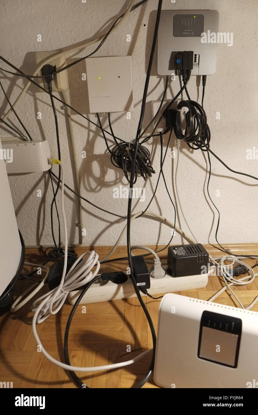 Cable clutter Banque de photographies et d’images à haute résolution ...