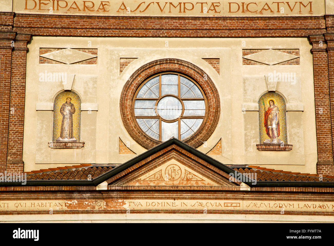 Rose dans le dolo ancienne église en brique tuile tour fermé Photo ...