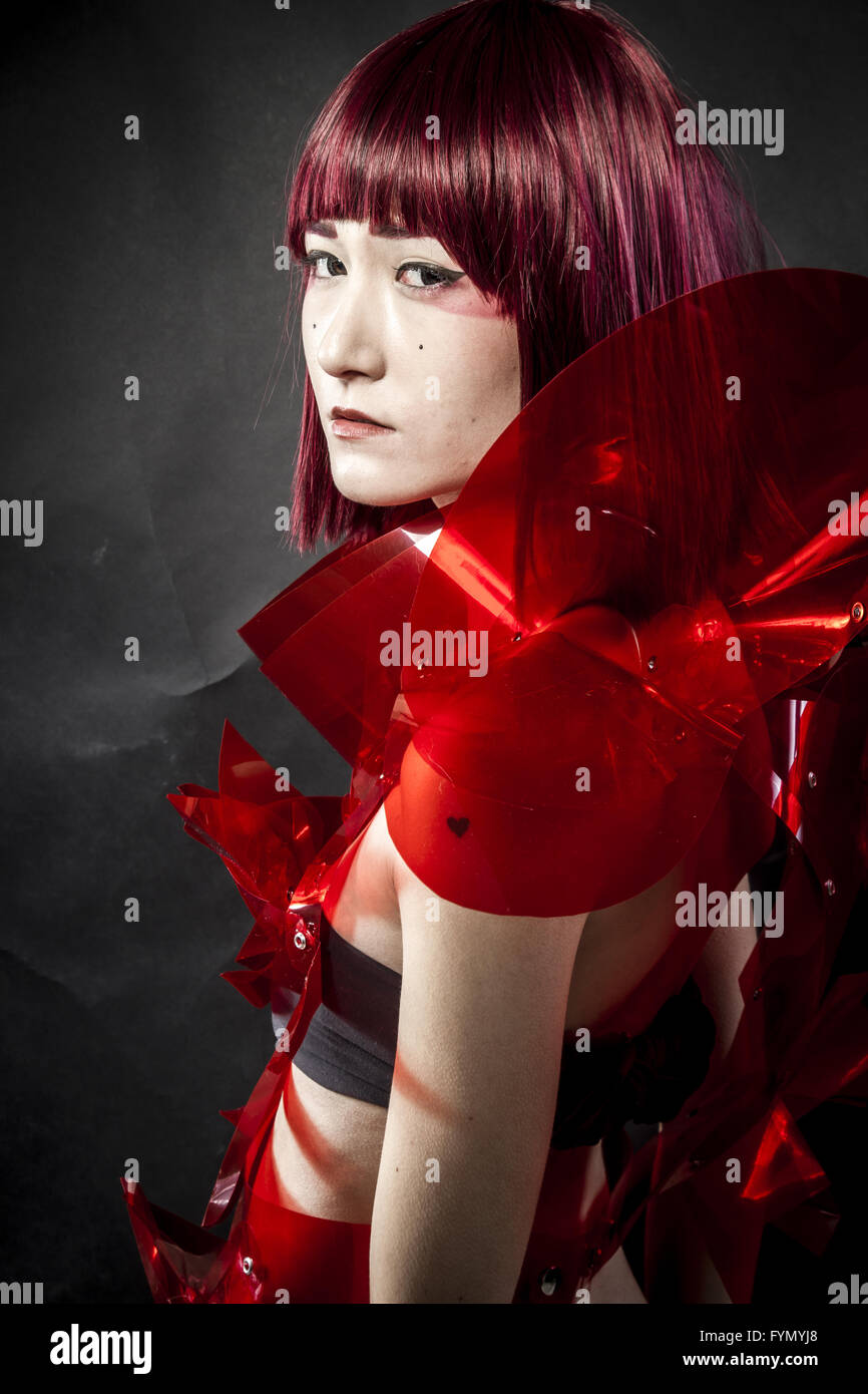 Manga robot avec armure rouge, magnifique jeune femme japonaise dans un ...