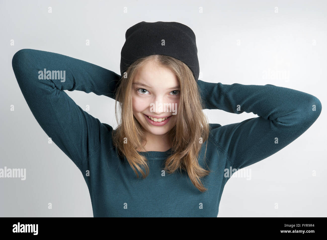 Cute little girl détient les mains derrière la tête Photo Stock - Alamy