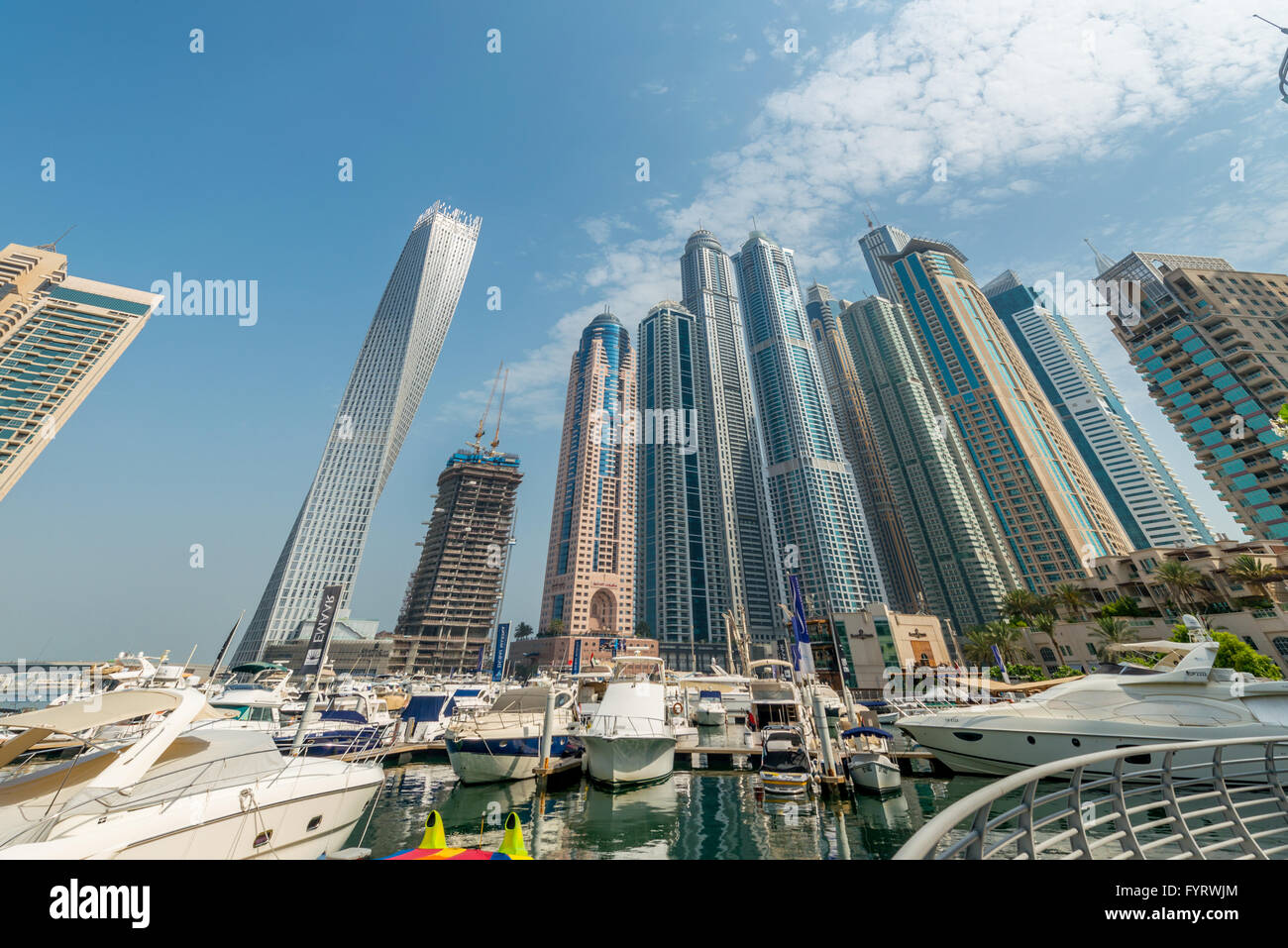 Dubaï - 9 août 2014 : Dubai Marina district le 9 août à l'eau. Dubaï ...
